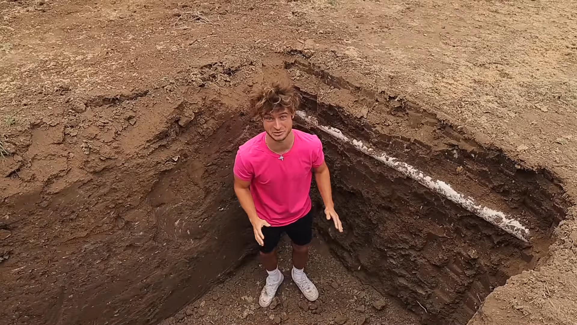 Watch how this man builds a survival bunker to escape the bounty hunter