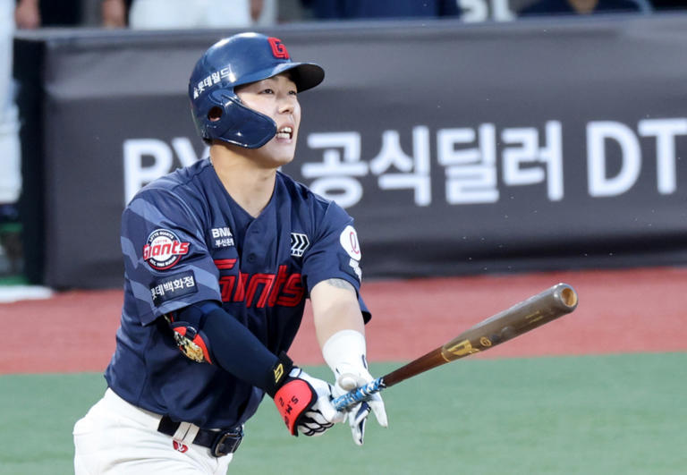 [포토]'3회초 2타점 역전2루타' 고승민