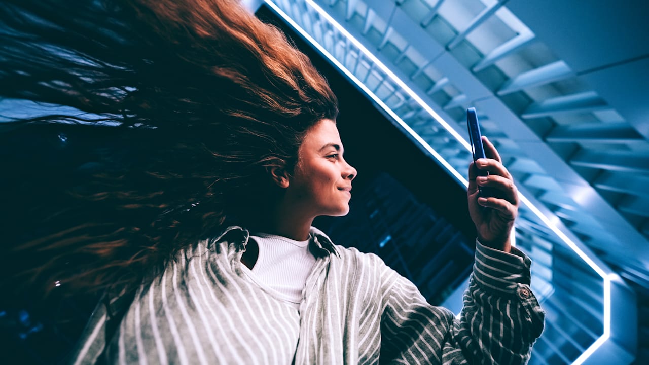 Erfundene Frauen im Internet - jung, schön, fake – wie KI-Frauen die ...