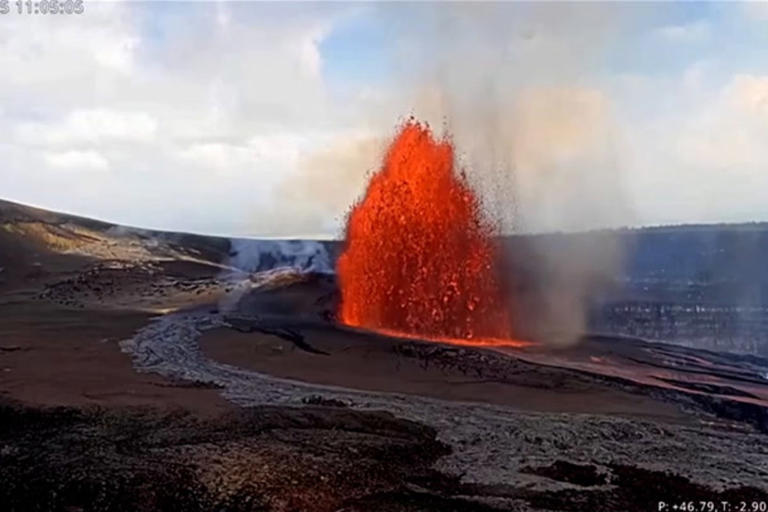 Video show lava fountain shooting from Hawaii’s Kilauea volcano