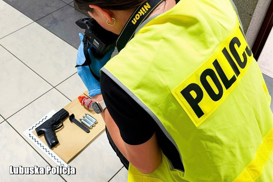 Z przedmiotem przypominającym broń miała grozić ludziom. Agresywna 34 ...