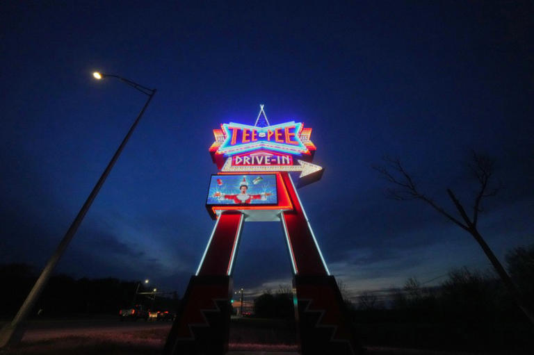 What is 'Googie,' the iconic architectural style found along Route 66?