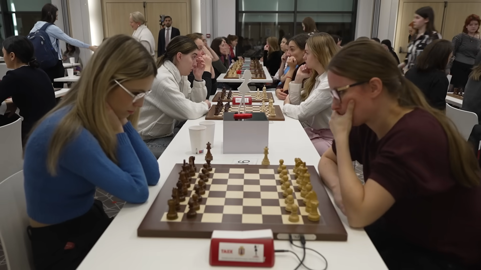 Watch this chess game end in 26 moves