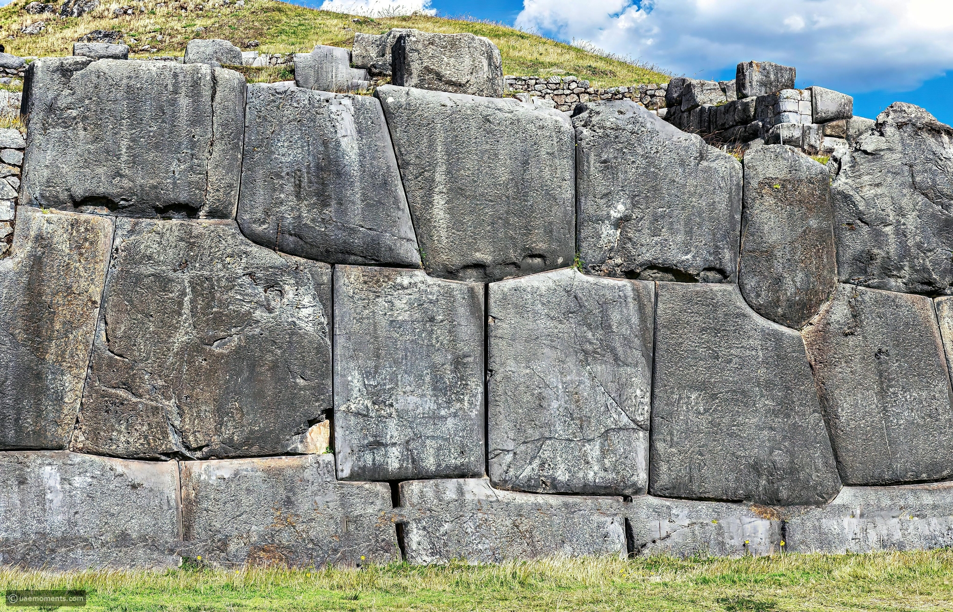 Archaeologists discover 80-ton stones beneath the sea, believed to be ...