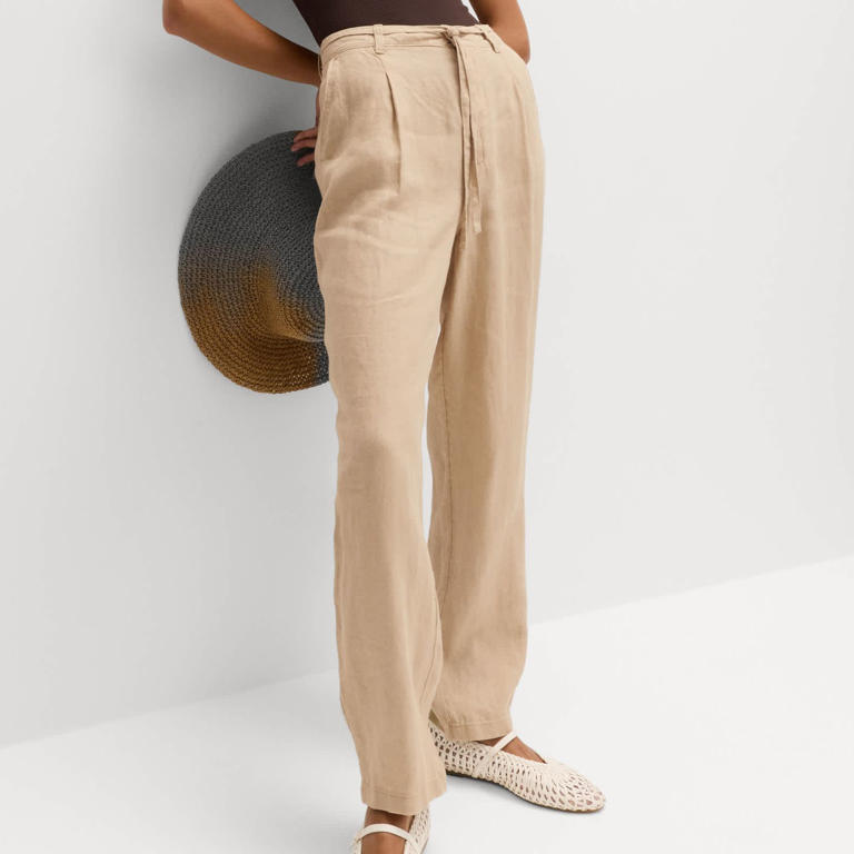 Queen Mary's outfit formula of linen trousers and slingback flats is ...