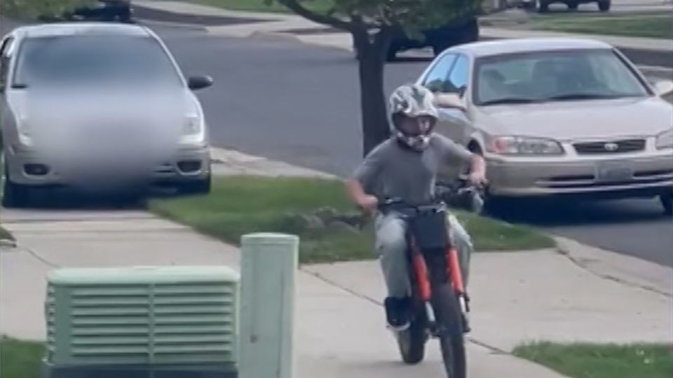 El momento en que conductora persigue a niño en bicicleta por una acera ...