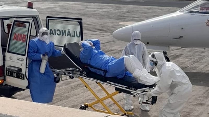 Una burbuja del avión medicalizado que trasladaba a los infectados por ...
