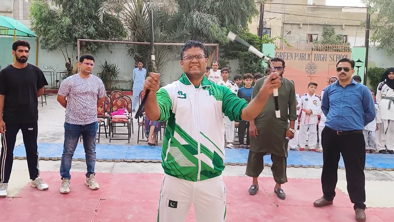 Most figure of eights with double nunchaku in one minute (male) - 318 ...