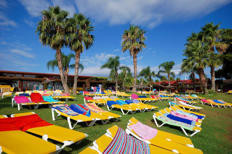Tourist wins compensation as kids forced to lie on floor after losing ...