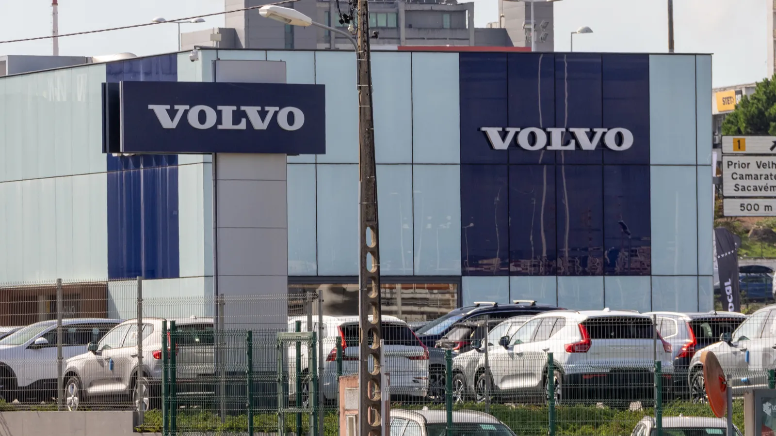 Volvo no longer operates combustion engine factories, but still sells ...