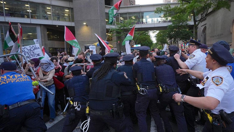 Anti-Israel agitators clash with NYPD officers near synagogue