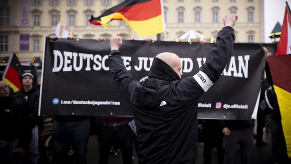 Bundesweite Razzien: Was hinter dem Netz rechtsextremer ...