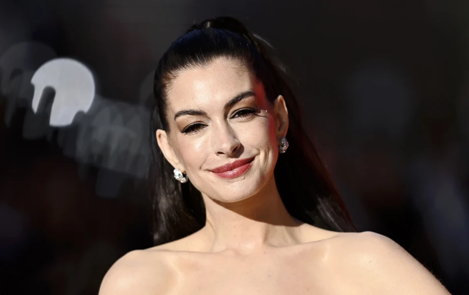 Anne Hathaway’s cerulean callback merges nostalgia with modern style