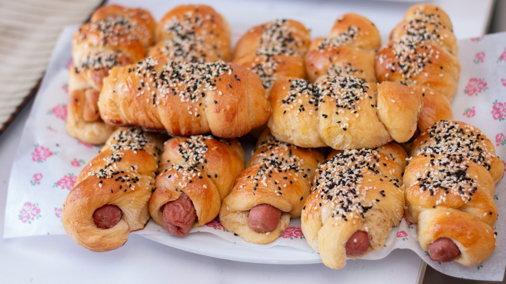 10 wedding foods that look cheap & 10 that show a couple spent money