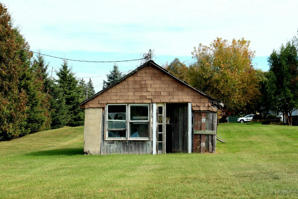 15 things a thief looks for in your messy backyard