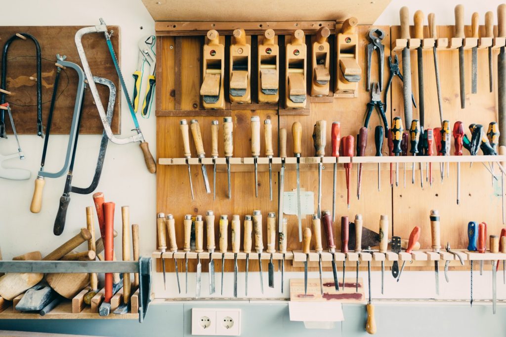 15 things a thief looks for in your messy backyard