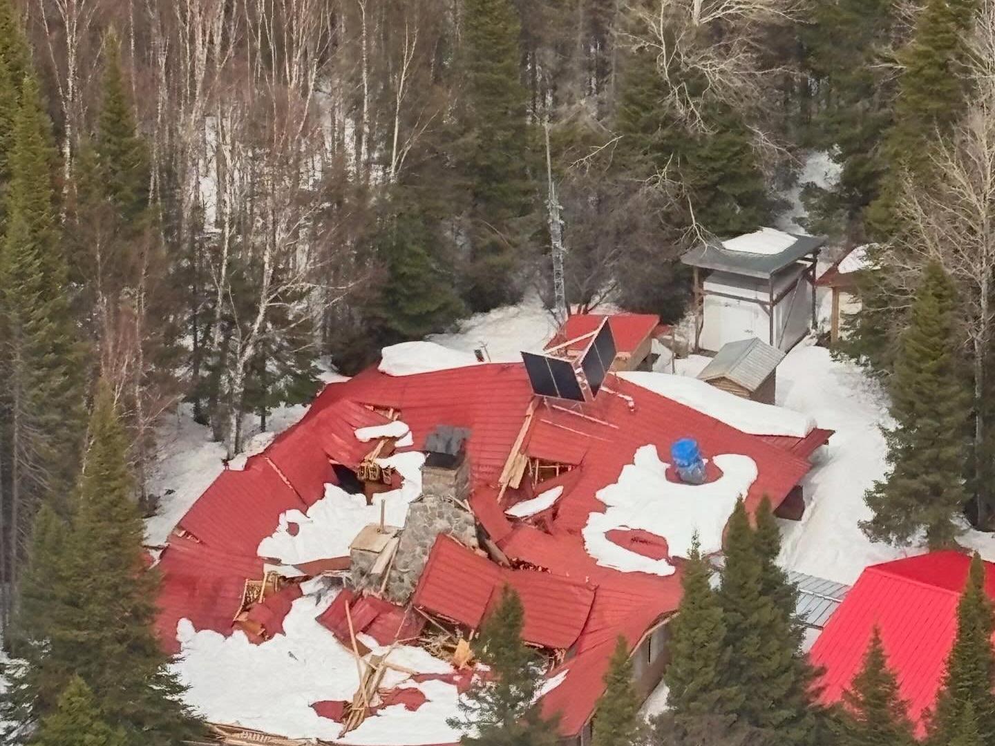 Un chalet touristique détruit sous le poids de la neige