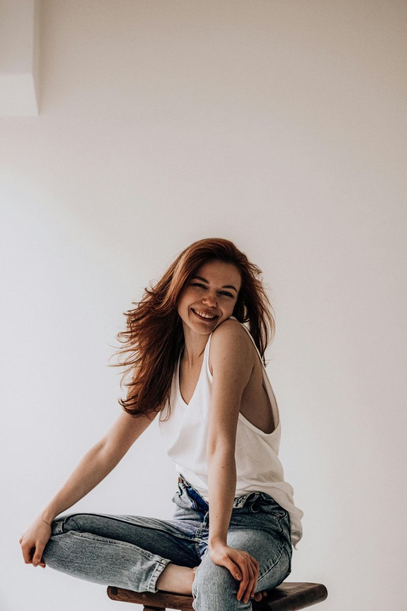 13 subtle signs a woman feels genuinely comfortable around you