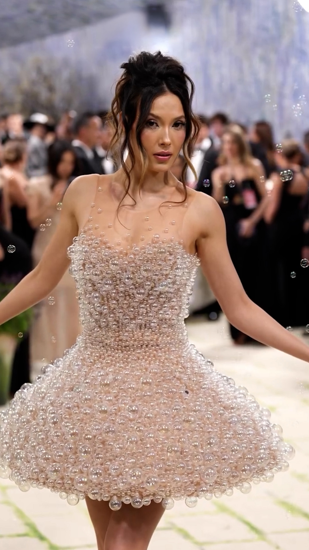 Eileen Gu’s jaw dropping Met Gala dress made with 15K floating glass ...