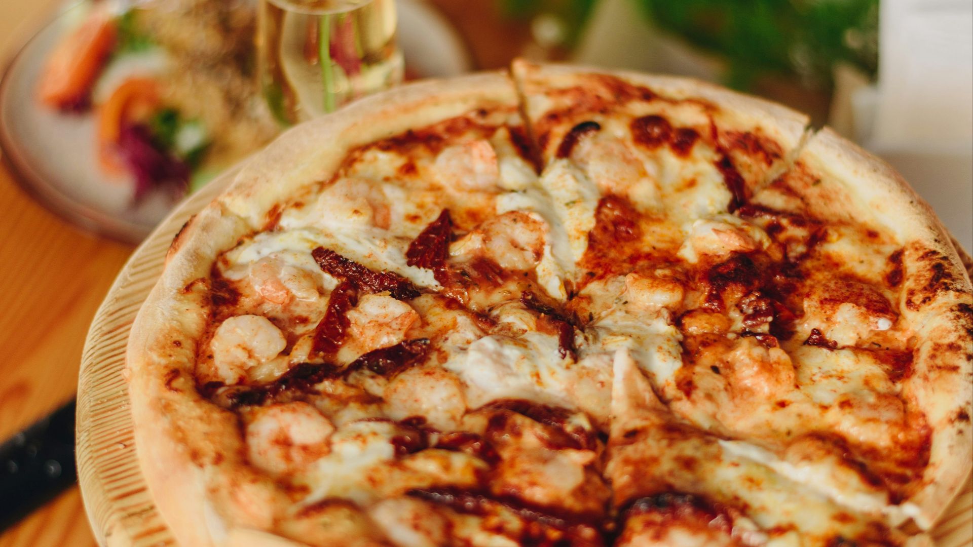 10 Wedding Foods That Look Cheap & 10 That Show A Couple Spent Money