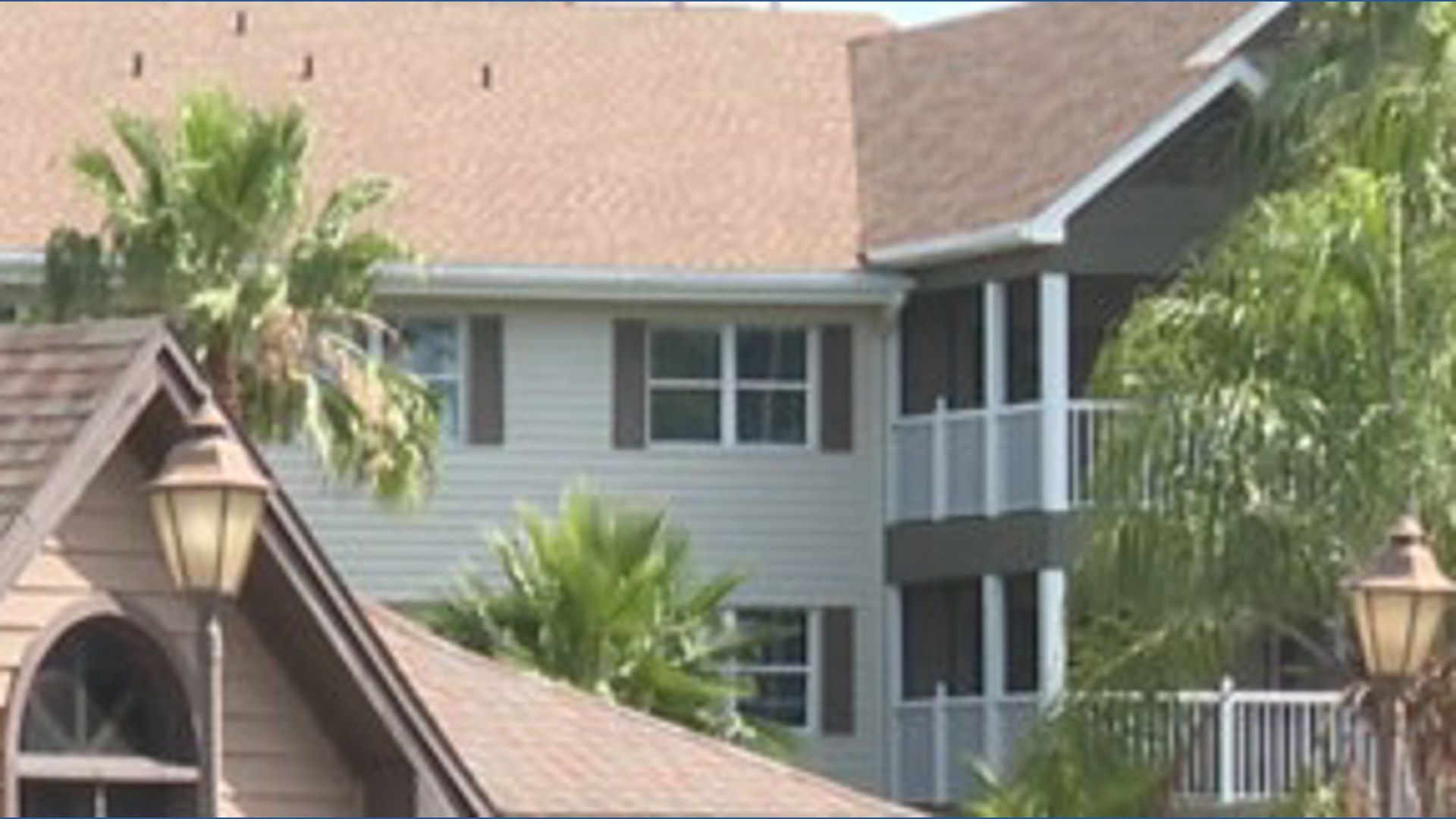 Car crashes into building in Pinellas Park