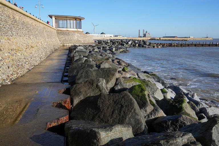 Woman dies in Lowestoft after being trapped between rocks while tide rose