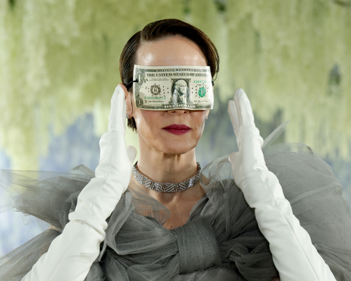 Met Gala: Sarah Paulson proviert Fans mit Dollarscheinen vor den Augen