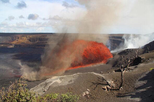 Wild scenes as Hawaii's Kilauea volcano blasts lava in 46th eruption of ...