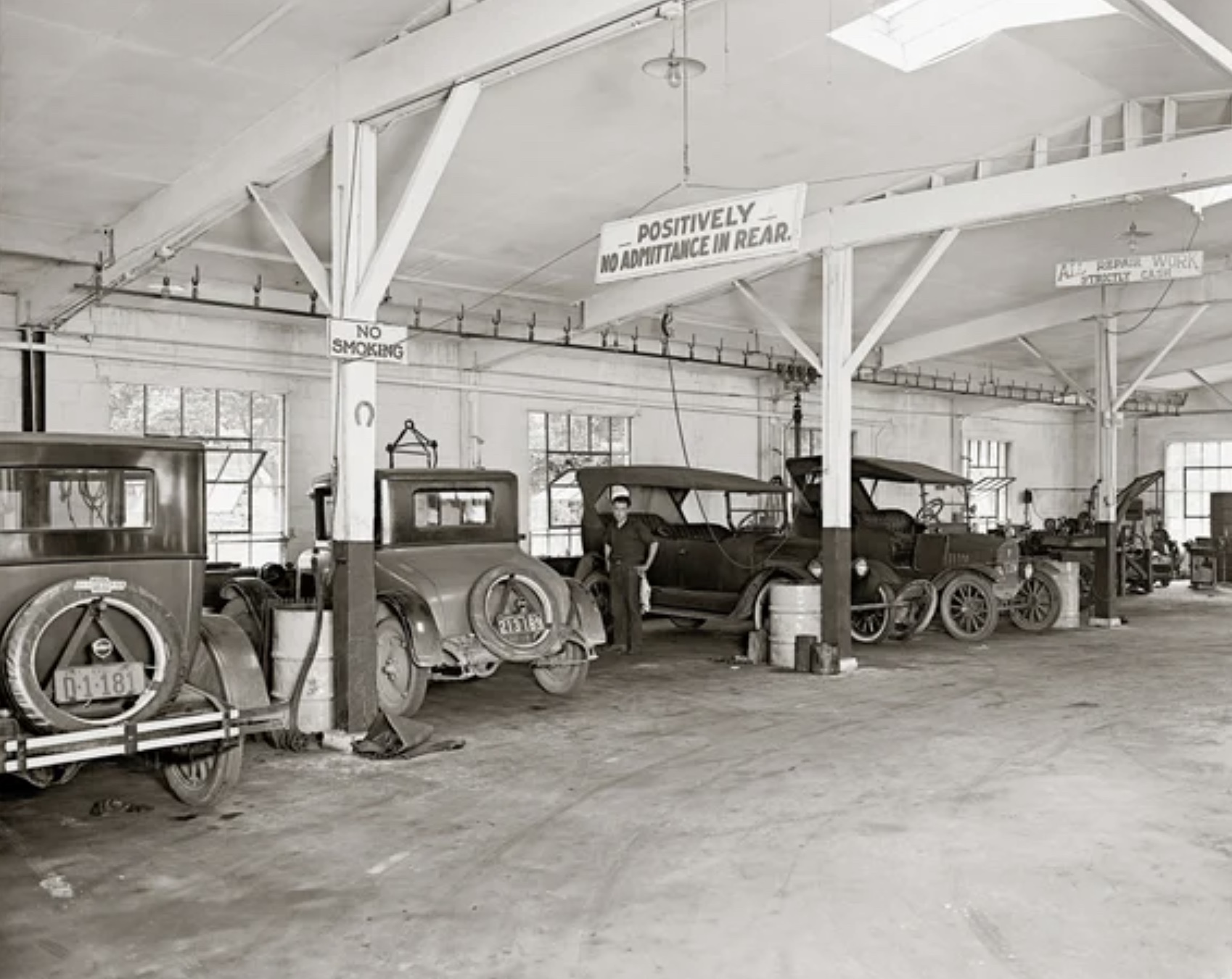 23 vintage pics of the kind of repair shops that don’t exist today