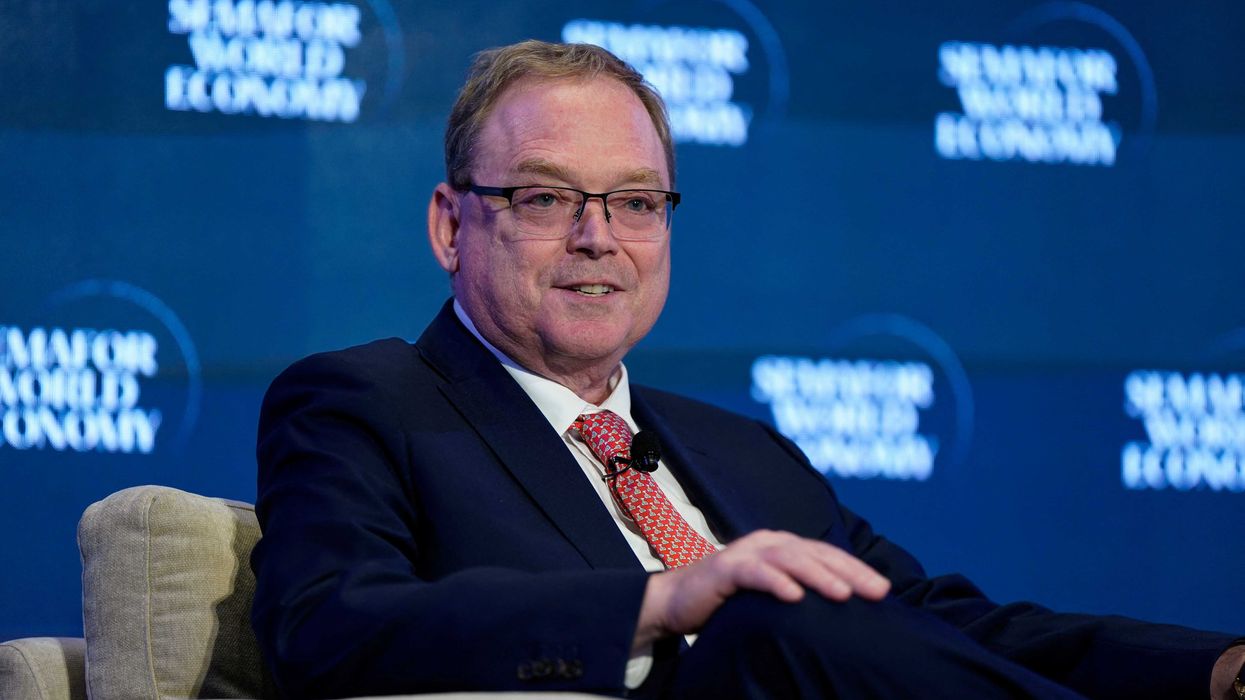 Internet criticizes Trump's economic adviser over brag about credit ...