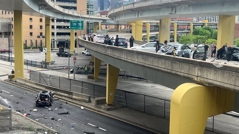 2 people dead after vehicle goes off deck near Fort Duquesne Bridge ...