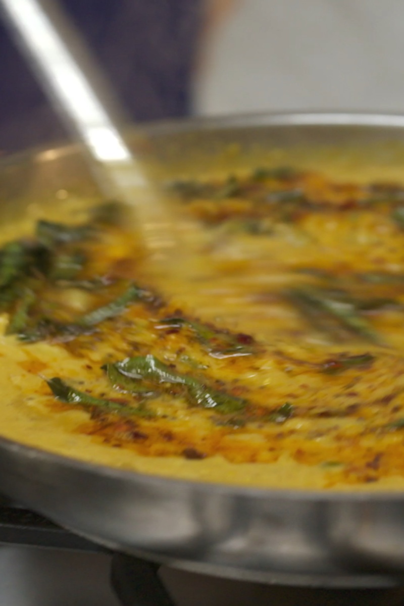 Tarka de Sri Lanka con hojas de curry y semillas de mostaza