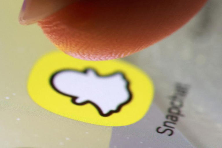 Snap's quarterly revenue rises, daily active users return to growth