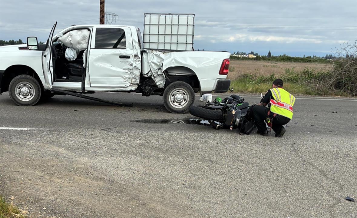 Motorcyclist dead after crash with pickup truck near Woodburn