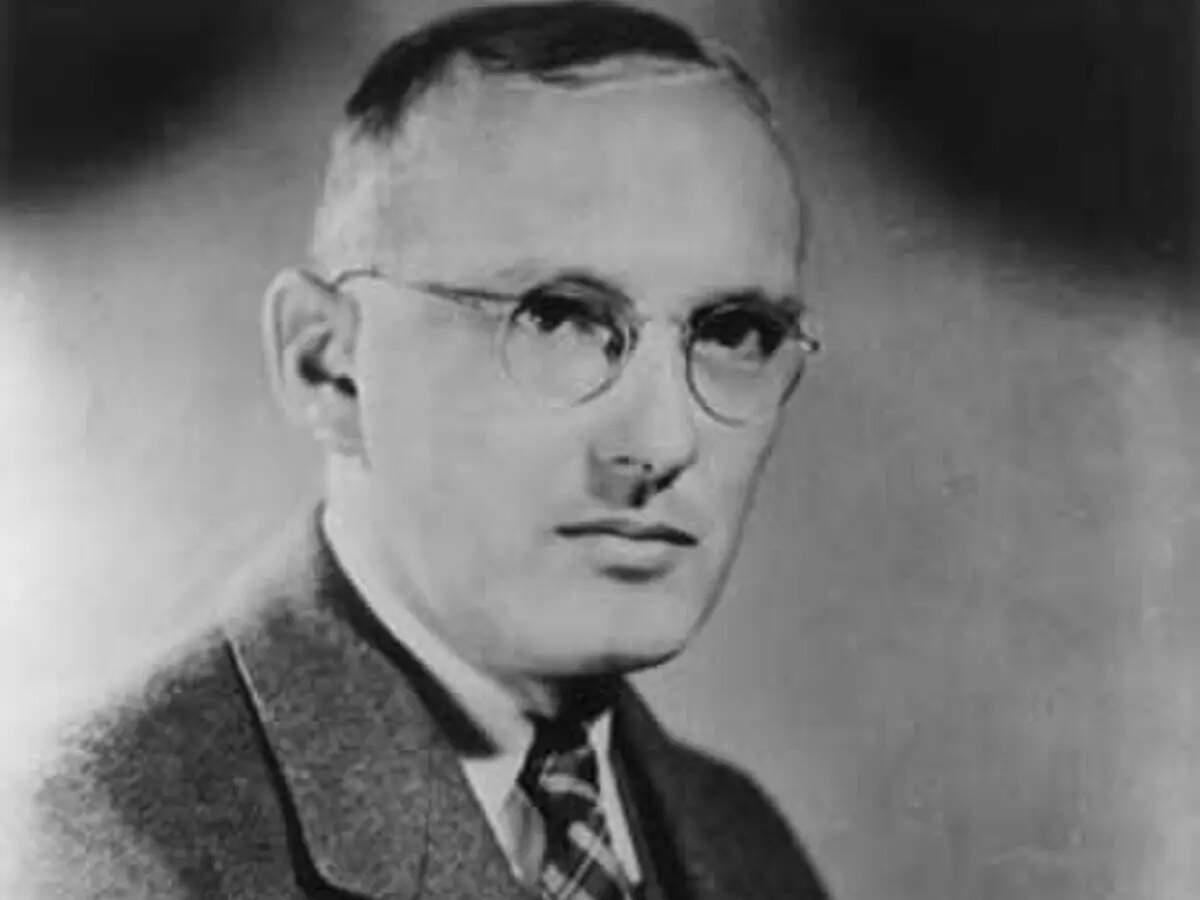 In 1933, Bell Labs engineer Karl Jansky followed a faint radio hiss ...