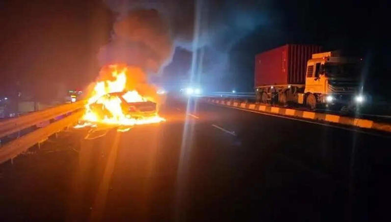 Driver charred to death after car crashes into flyover’s railings in ...