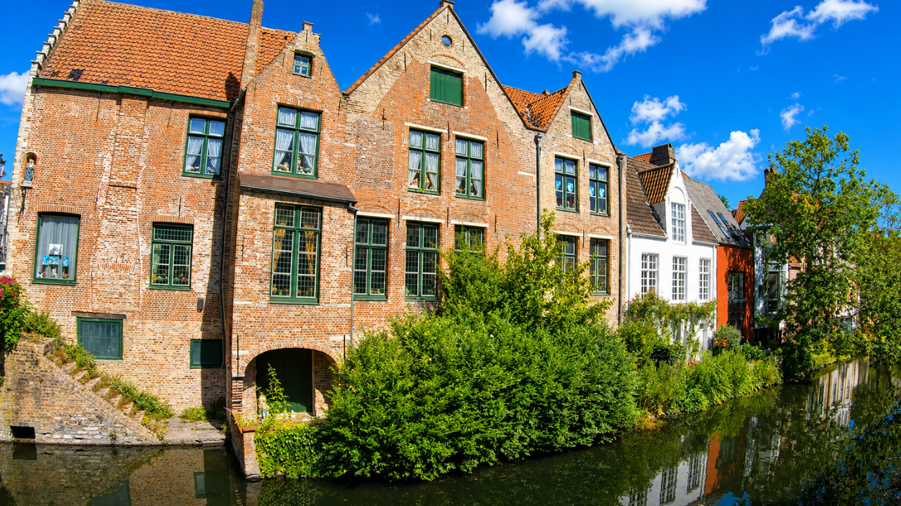 Walking along the canals of historic Bruges (4K)