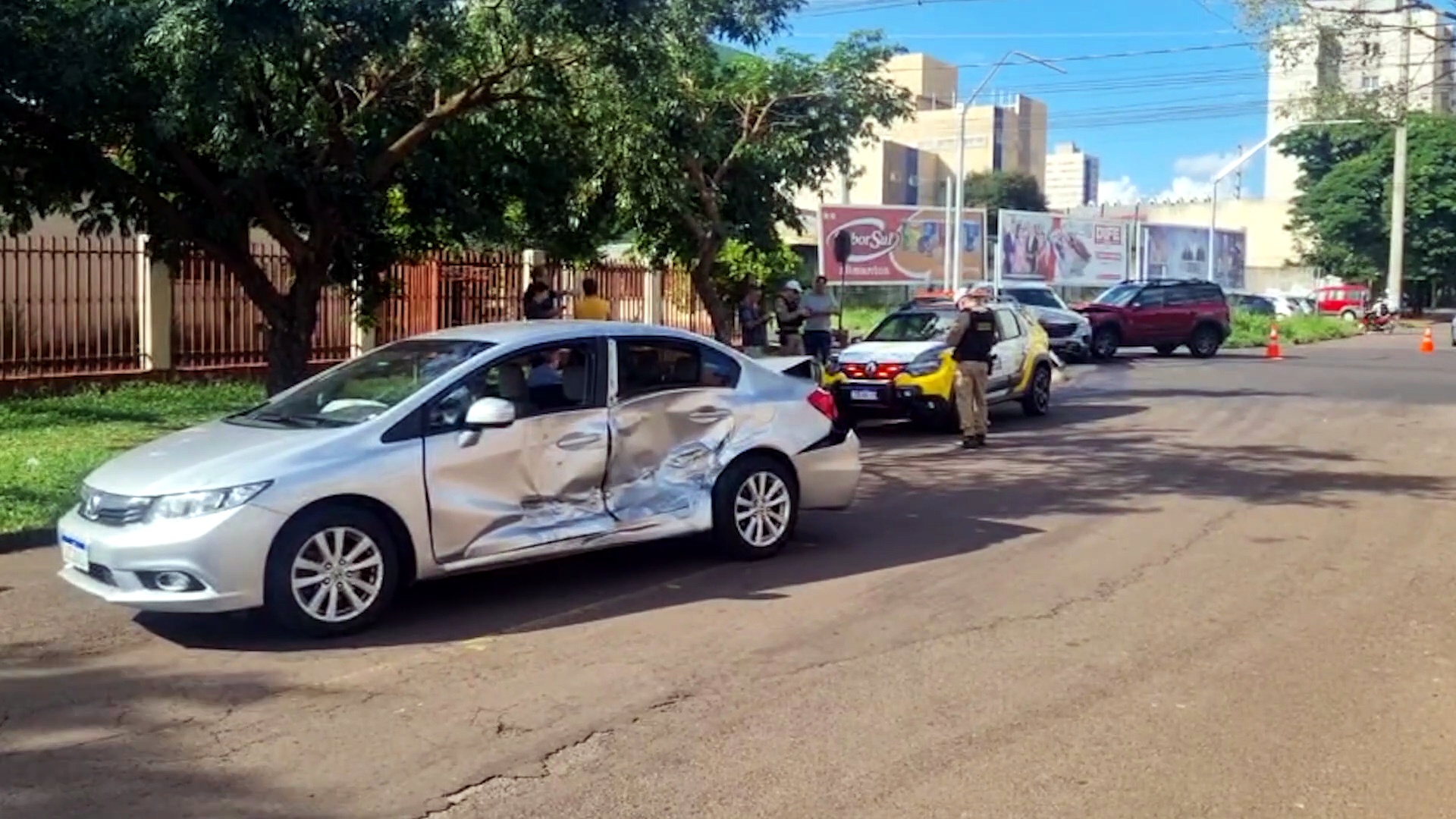 Acidente envolvendo três carros mobiliza socorristas no bairro ...