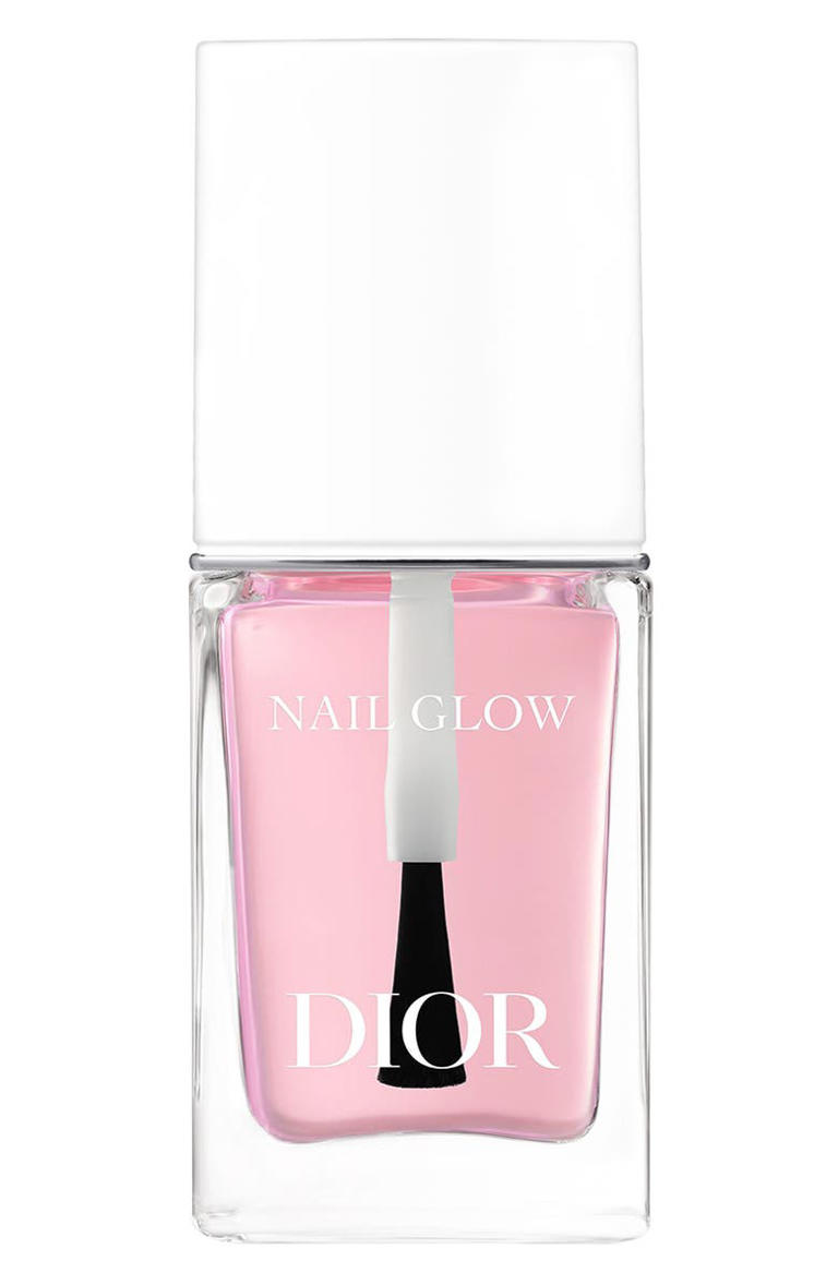 Neutral chrome nails are the perfect minimalist manicure for summer