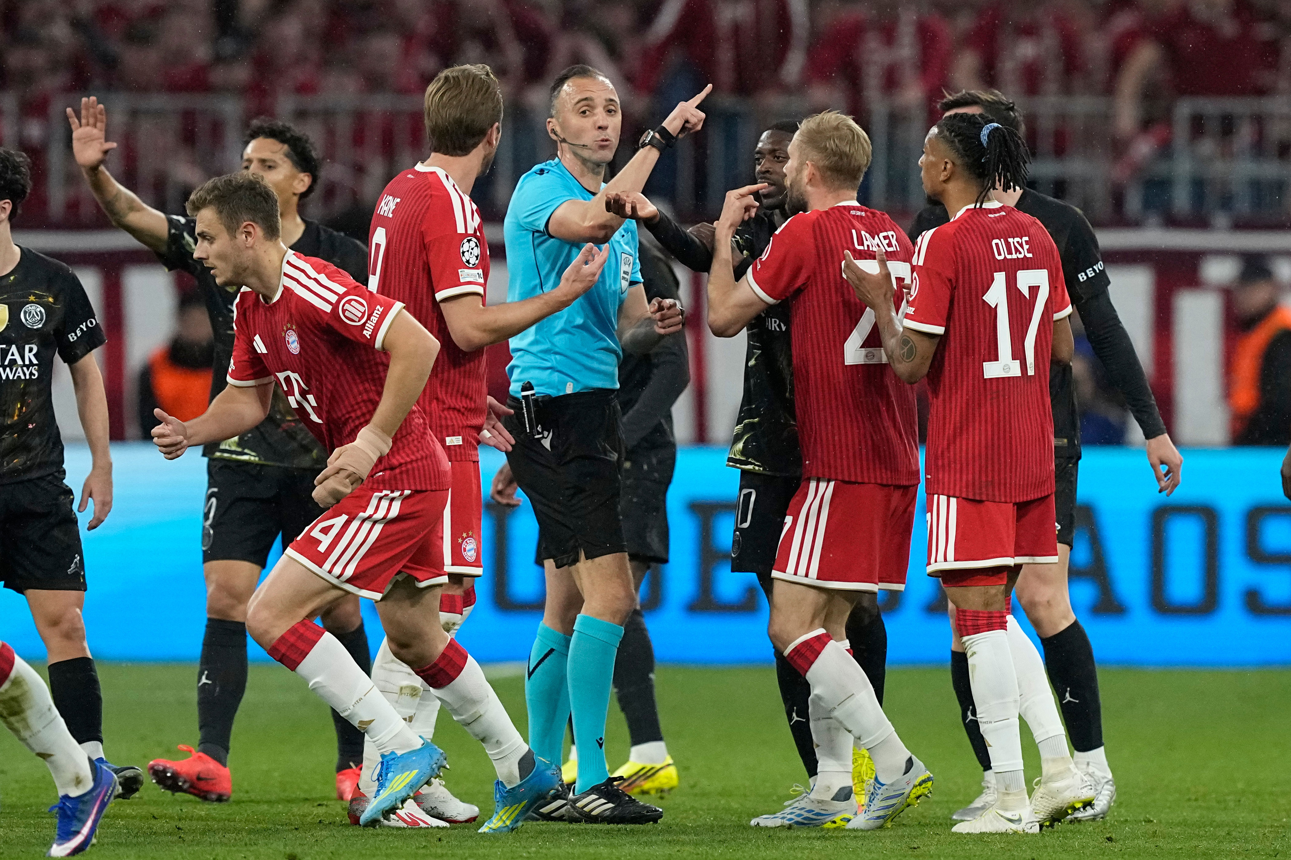 Bayern-raseri mot dommeren i returkampen – PSG leder ved pause