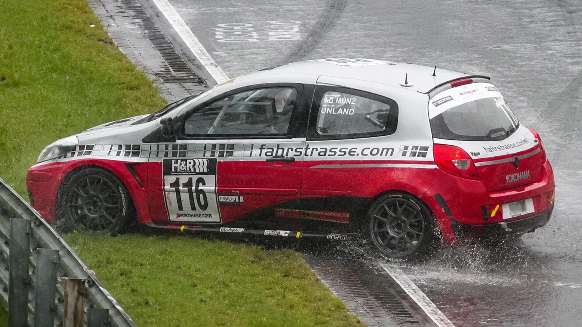 Slippery Nürburgring surface pushes drivers beyond their limits during rain