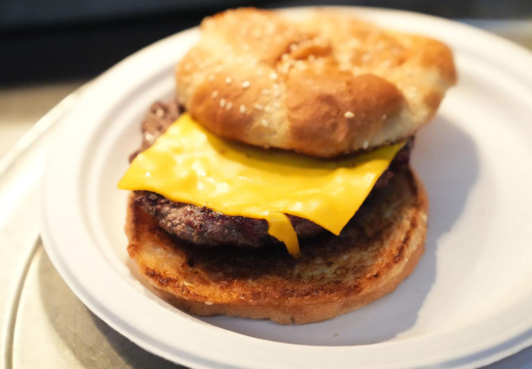 Longtime Phoenix restaurant named among best burger joints in US