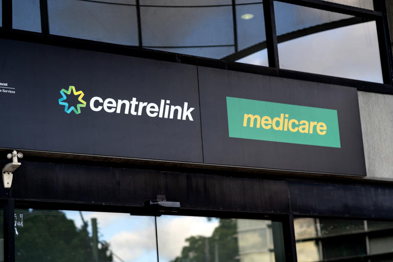 Warning after 'inappropriate' cash act outside Centrelink: 'Don't tolerate'