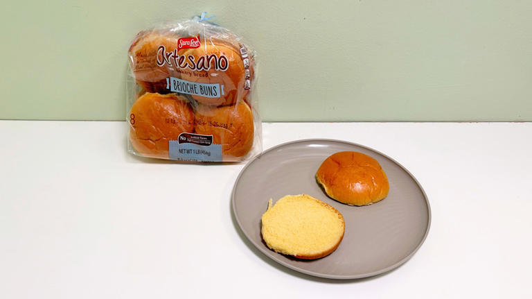 8 store-bought hamburger buns, ranked worst to best