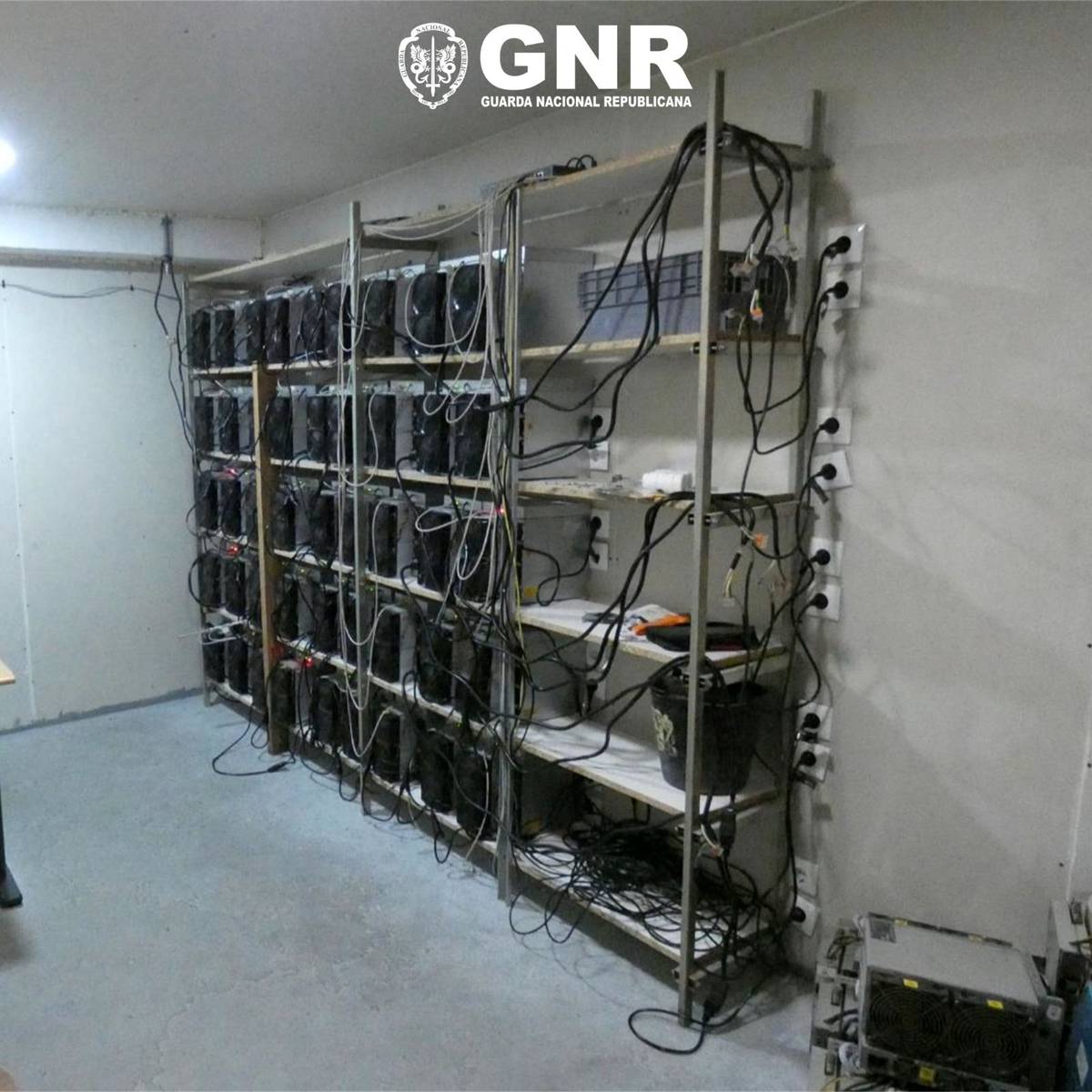 GNR apanha homem a furtar eletricidade da rede nacional para minerar ...