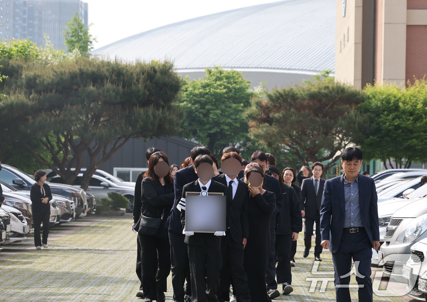 우리 딸, 학교 가야지… 귀갓길 흉기 피습 소녀의 마지막 등굣길