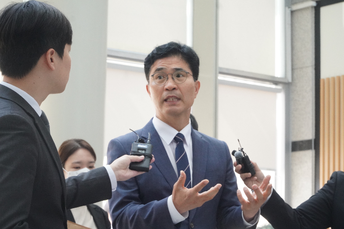 '식사비 대납 의혹' 이원택 경찰 출석… "조작된 기획 사건"
