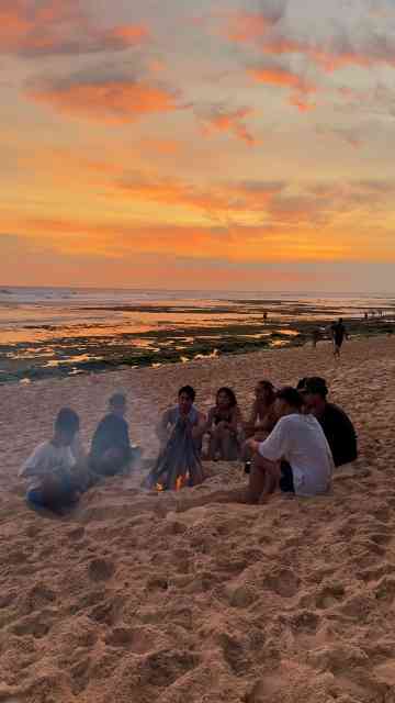 Sunset, api unggun, dan teman-teman adalah mood terbaik