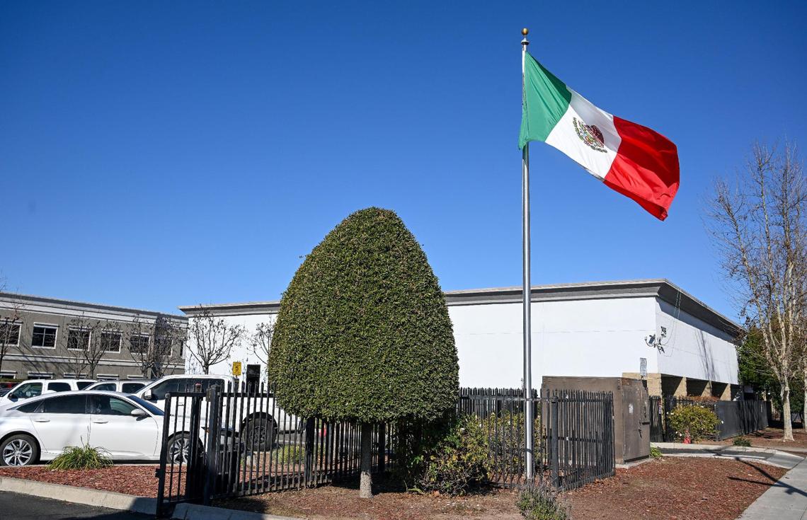 Huron robbery forces Fresno Mexican consulate to halt mobile unit services
