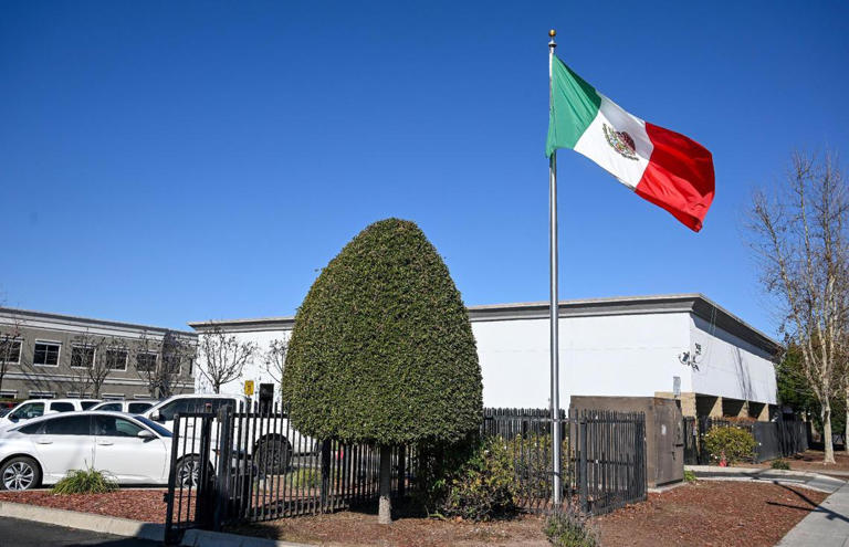 Huron robbery forces Fresno Mexican consulate to halt mobile unit services